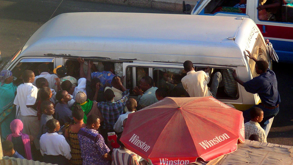 Afrique : le taxi collectif, transport (très) en commun — pop-up urbain ...